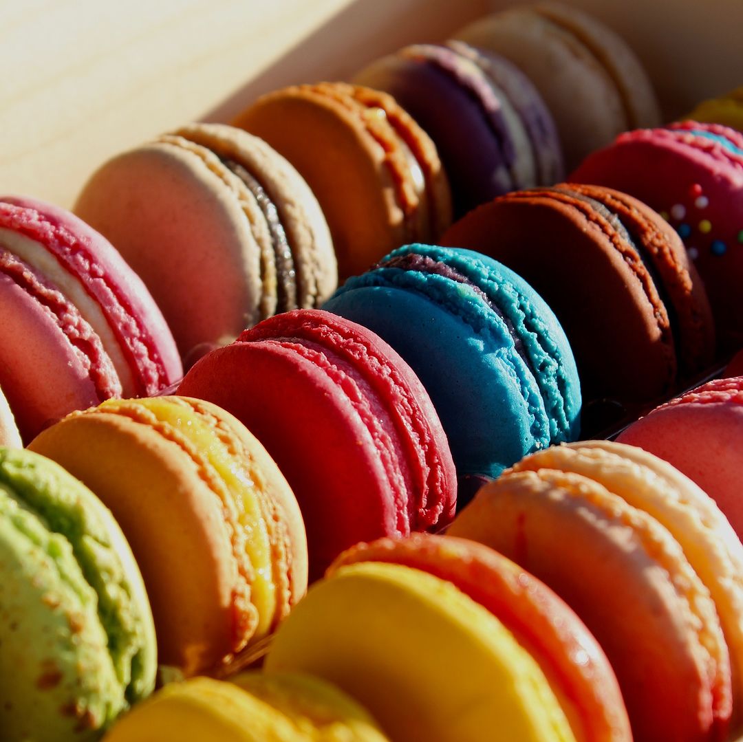 Cake and Macarons Combo – Maison Saint-Honoré